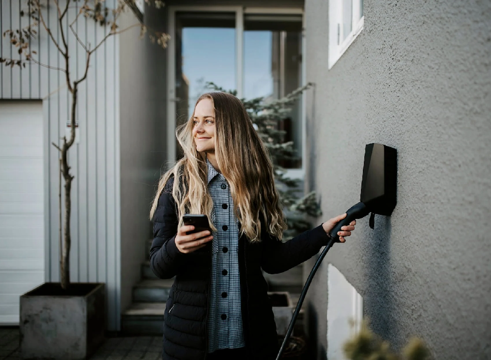 Easee One 7.4kW Untethered EV Charger | Evergy UK